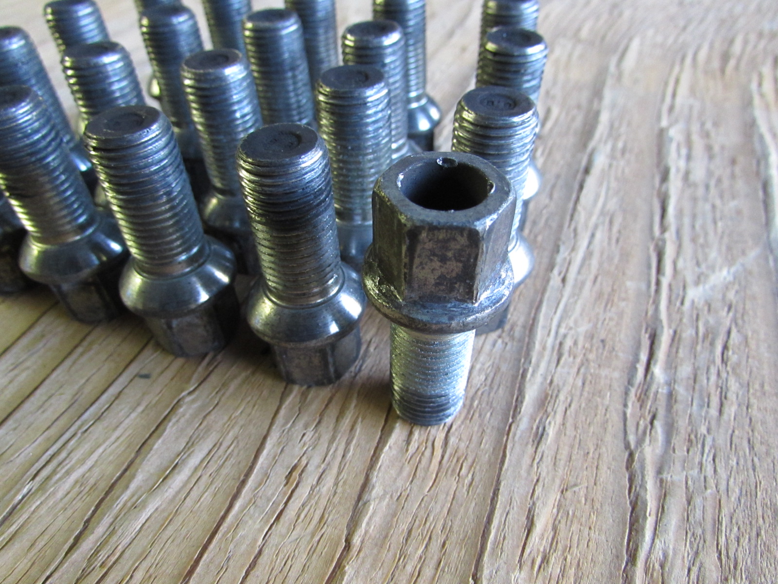 Audi OEM A4 B8 Wheel Rim Tire Bolts Lug Nuts M14 X 1 5 X27 Ball Seat